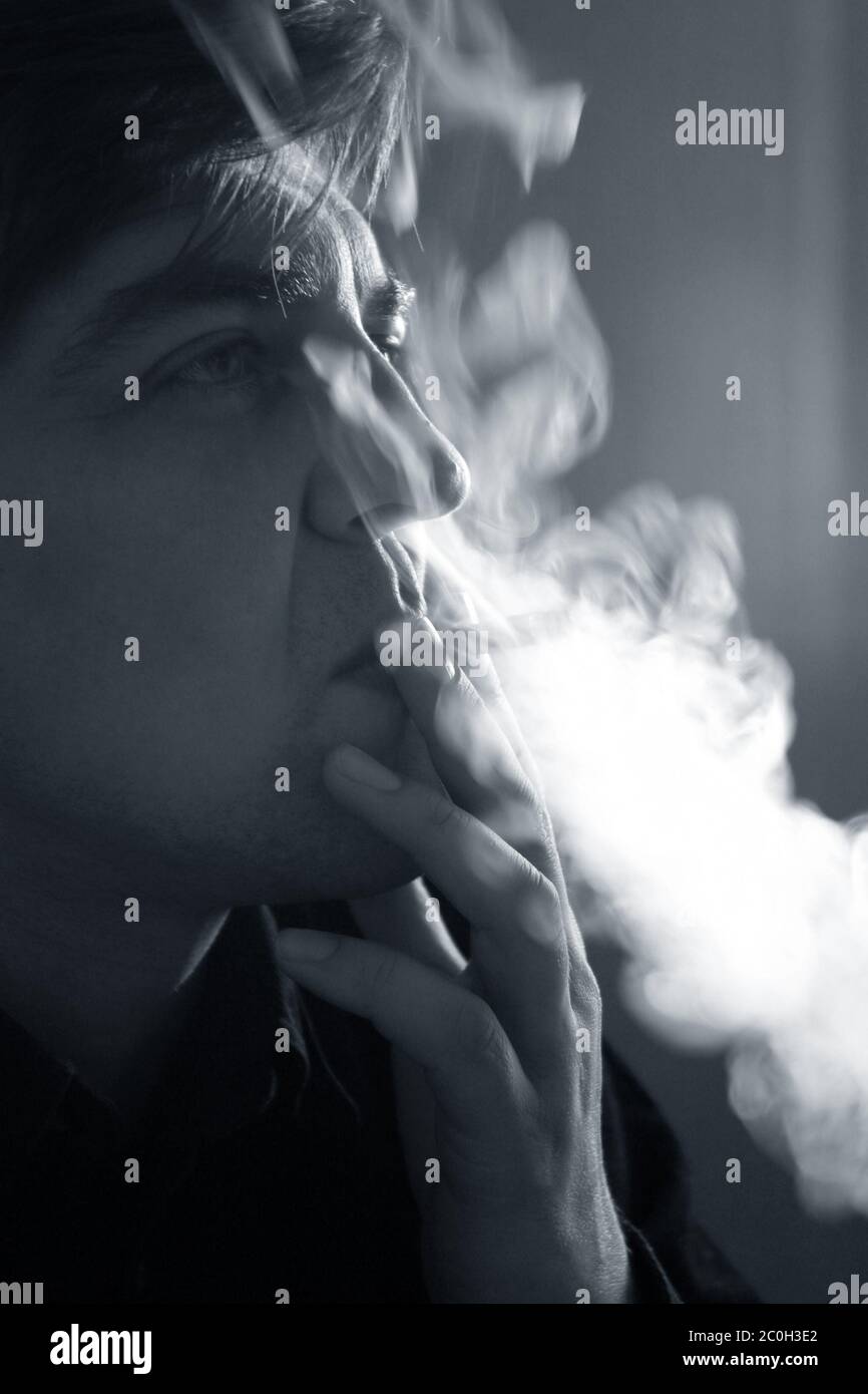 Girls Smoking High Resolution Stock Photography and Images - Alamy