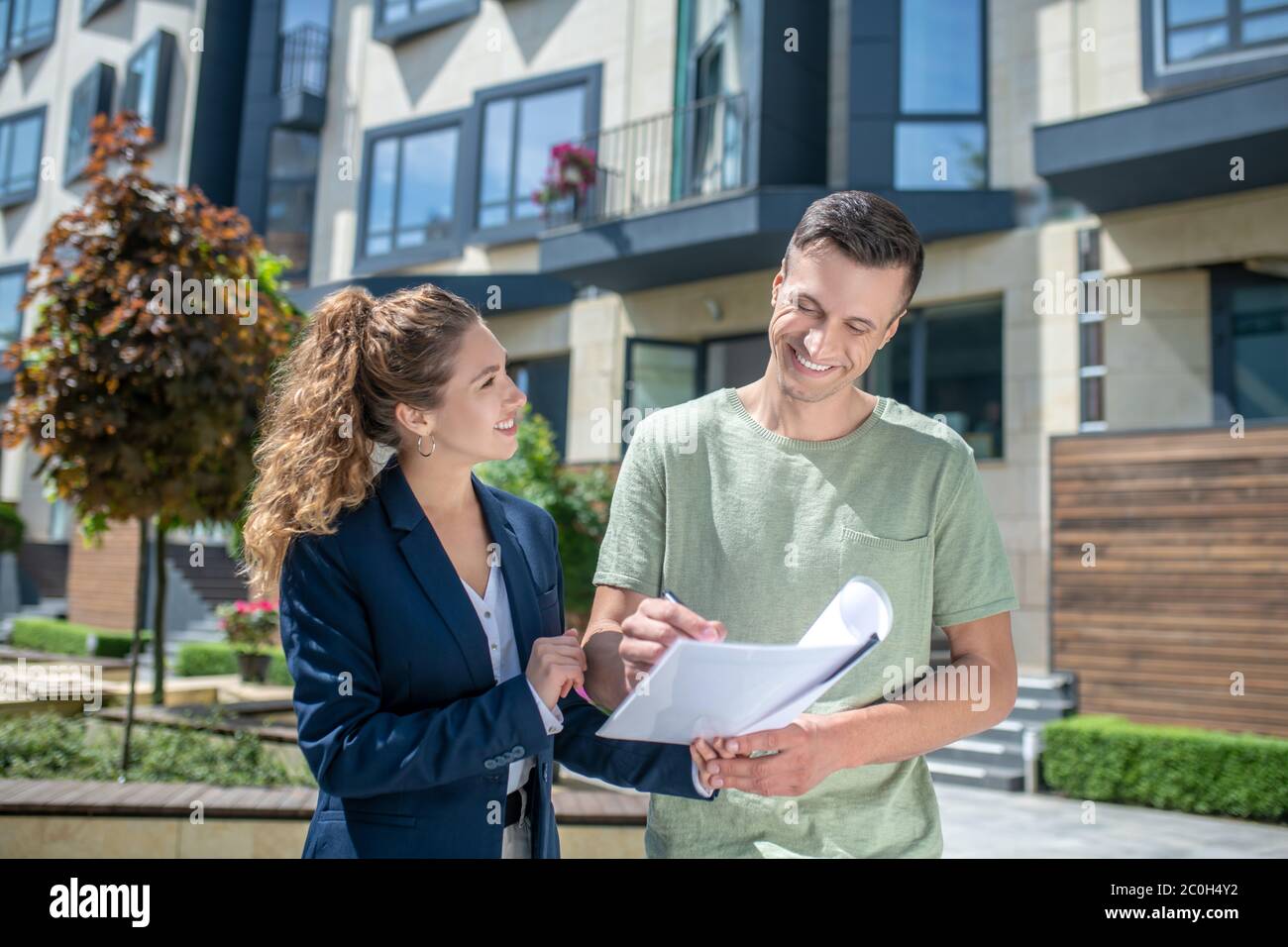 Female broker explaining contract terms to the client Stock Photo - Alamy