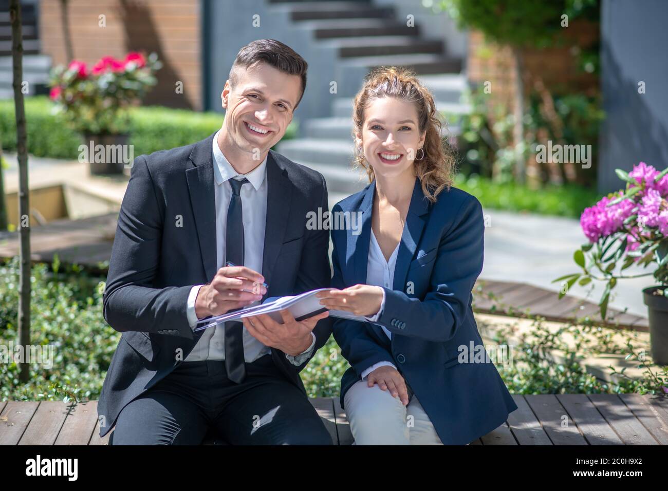 Female client signing documents hi-res stock photography and images - Alamy
