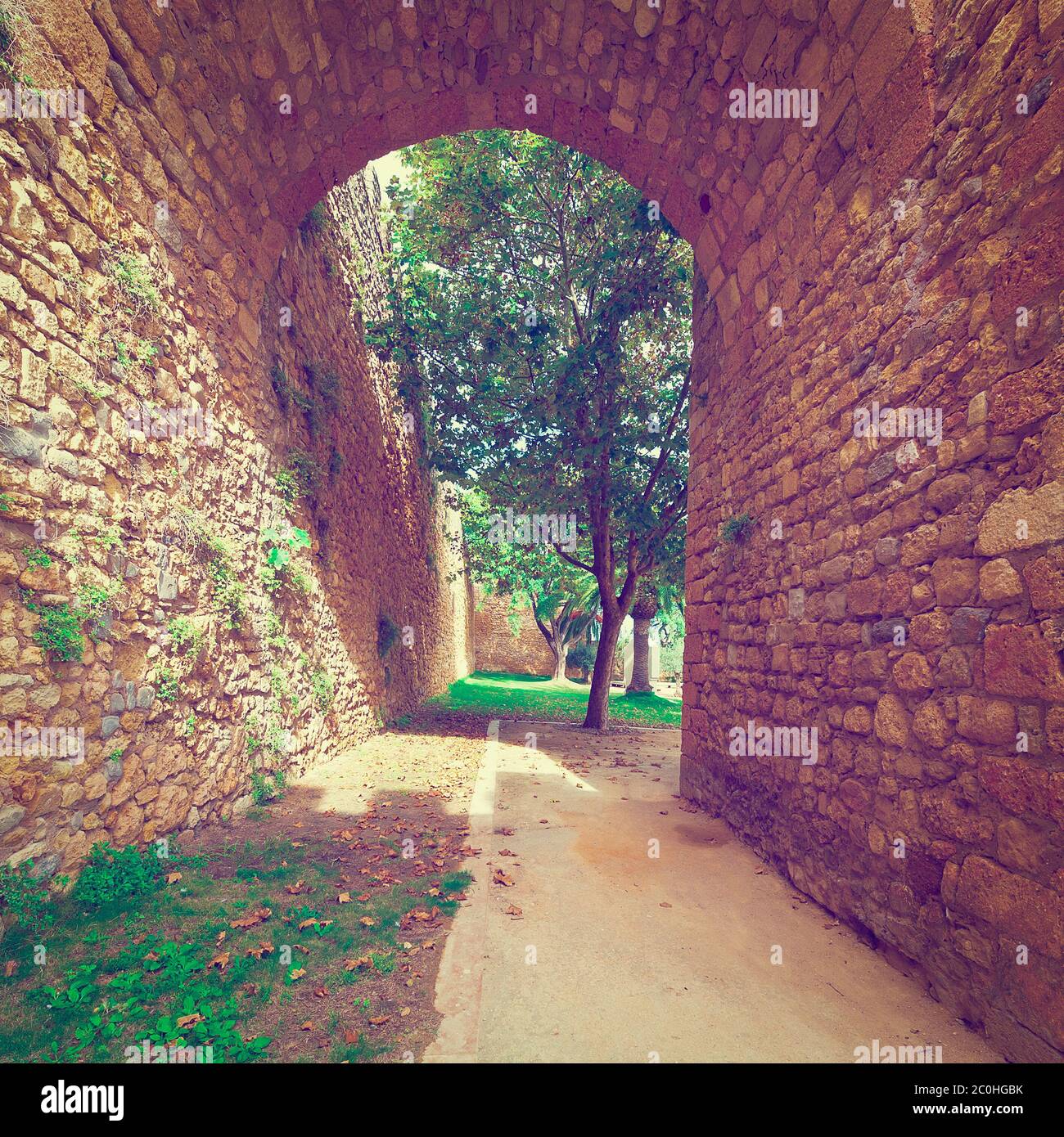 Narrow road archway hi-res stock photography and images - Alamy