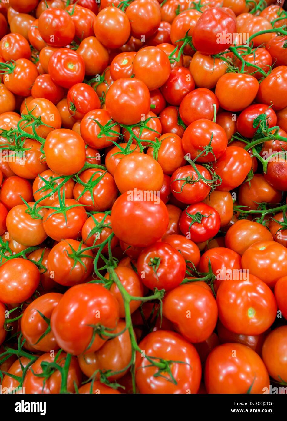 Tomatoes on the supermarket display Stock Photo - Alamy
