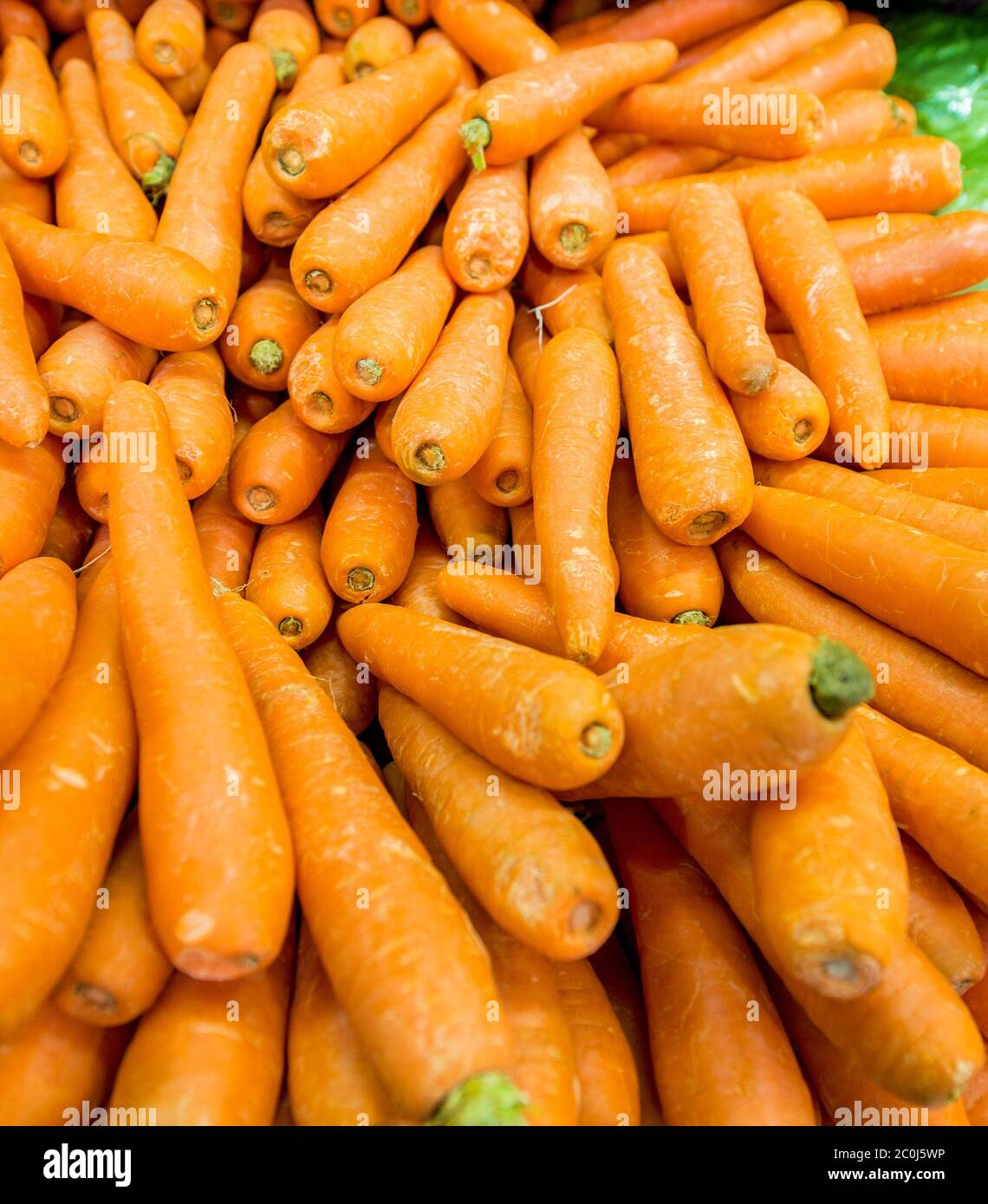 Carrots on the supermarket display Stock Photo - Alamy