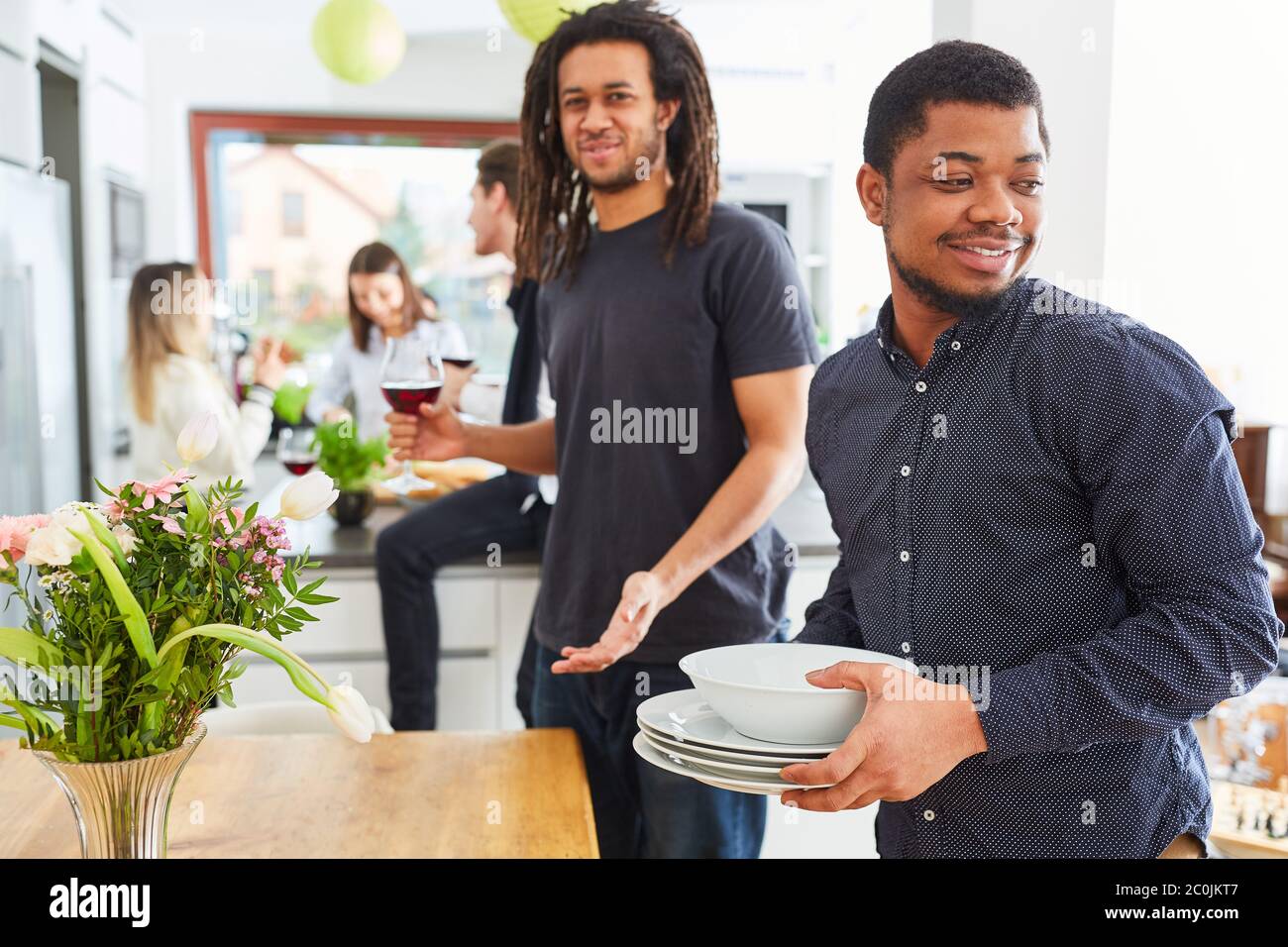 Man set table hi-res stock photography and images - Alamy
