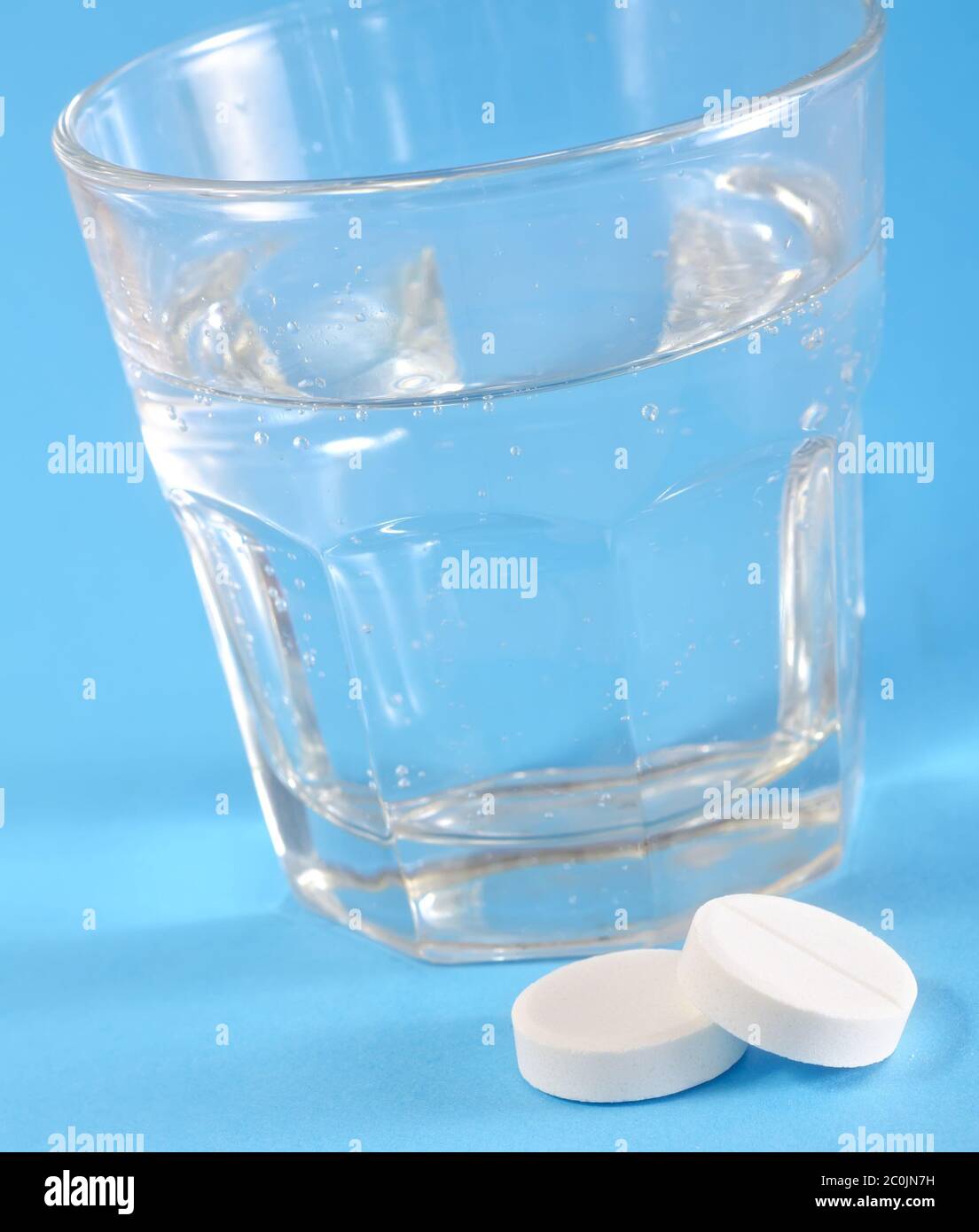 white pills and water Stock Photo - Alamy