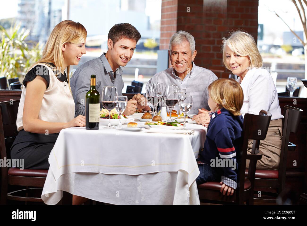 Family dinner restaurant hi-res stock photography and images - Alamy