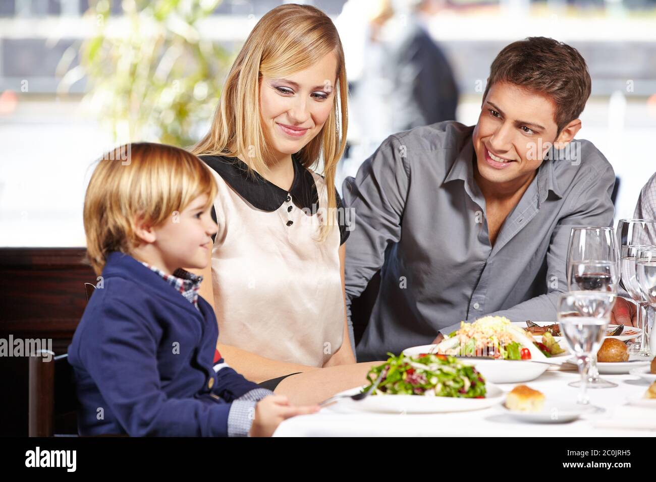 Family dinner restaurant hi-res stock photography and images - Alamy