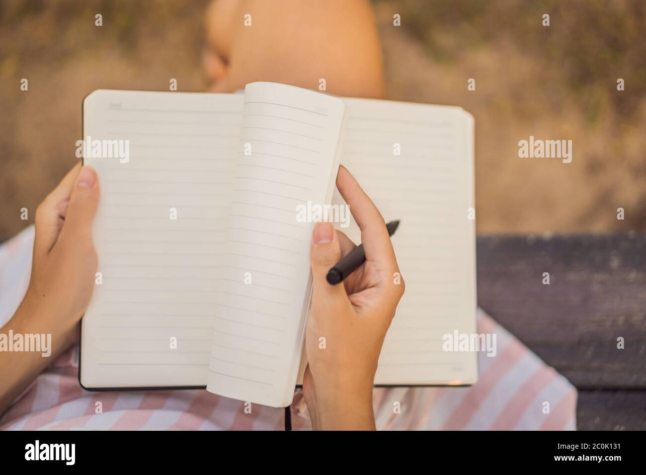 MOCKUP, SCENE CREATOR Women's hands in a tropical background holding a ...