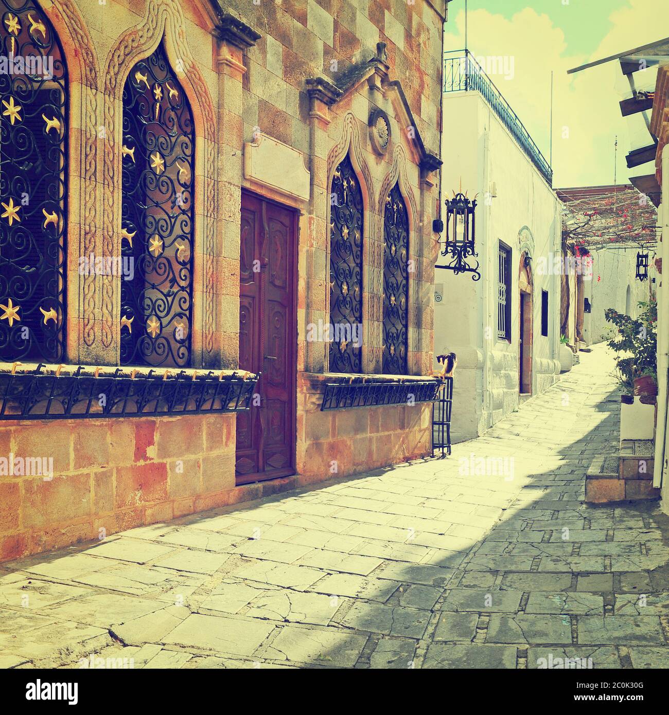 Narrow cobblestone alley lane hi-res stock photography and images - Alamy