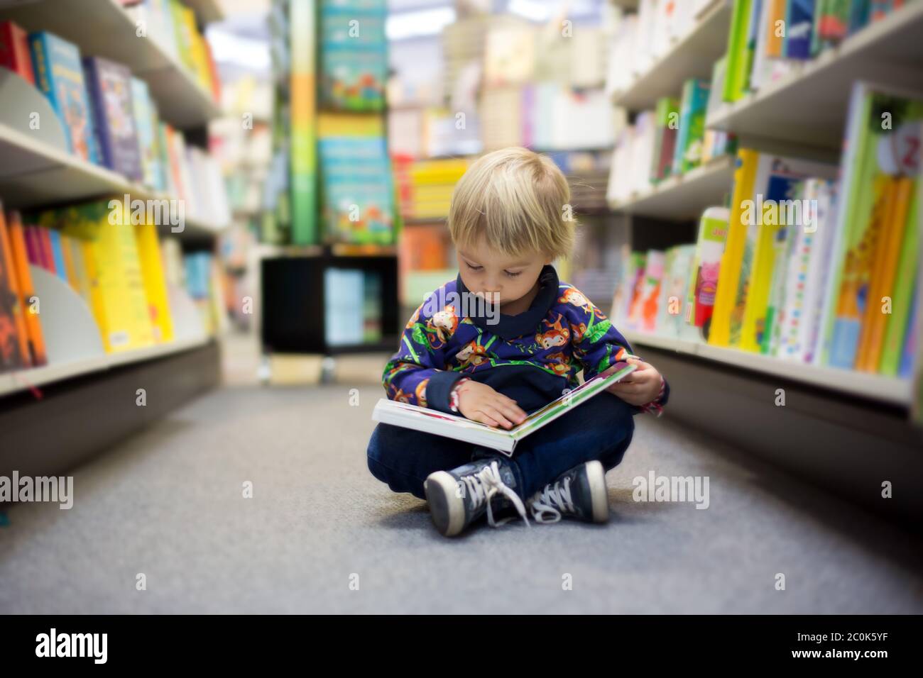 Bookshelves children hi-res stock photography and images - Alamy
