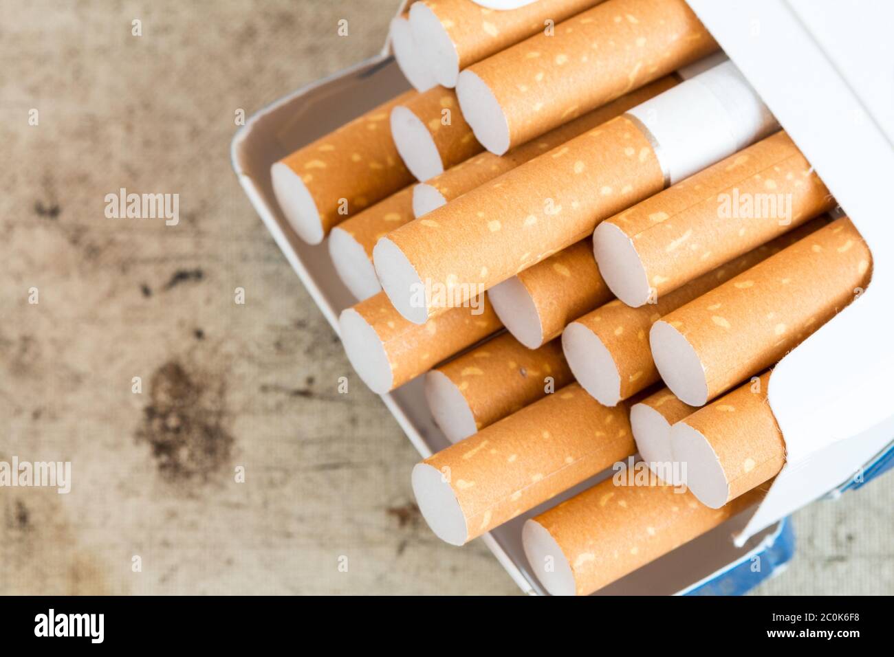 Cigarettes sticking out of packet hi-res stock photography and images ...