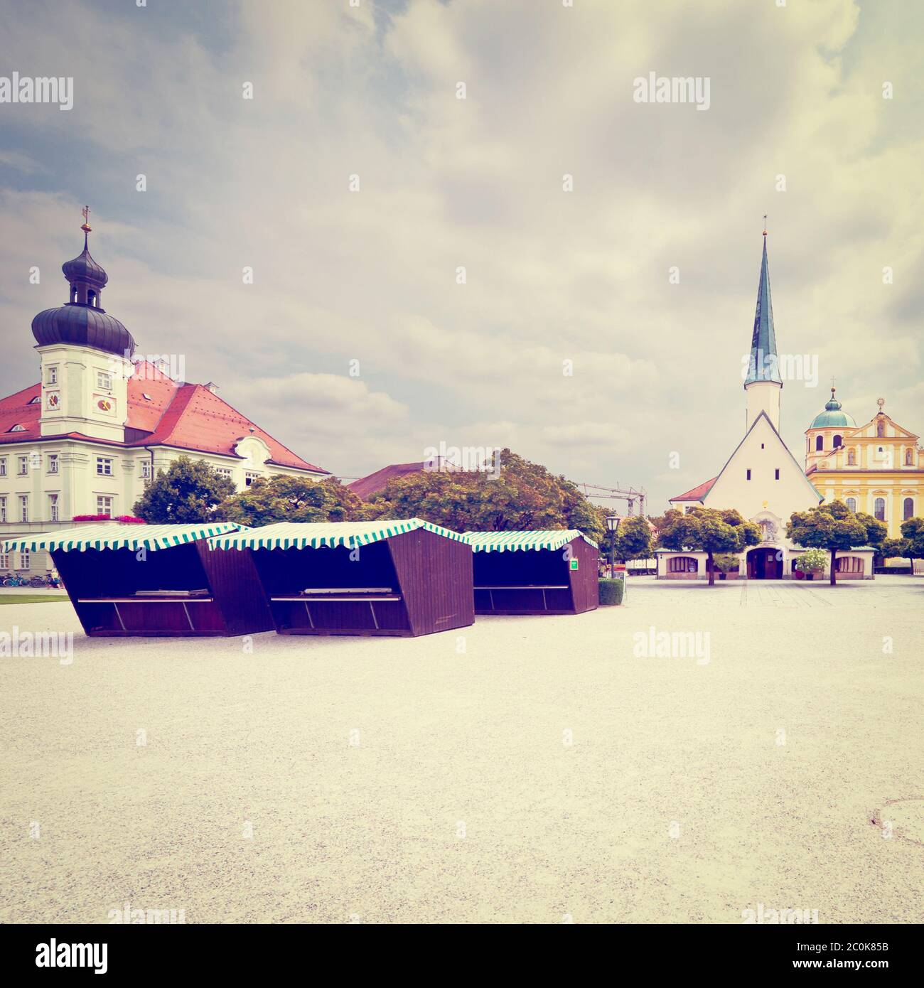 Red cross booth hi-res stock photography and images - Alamy