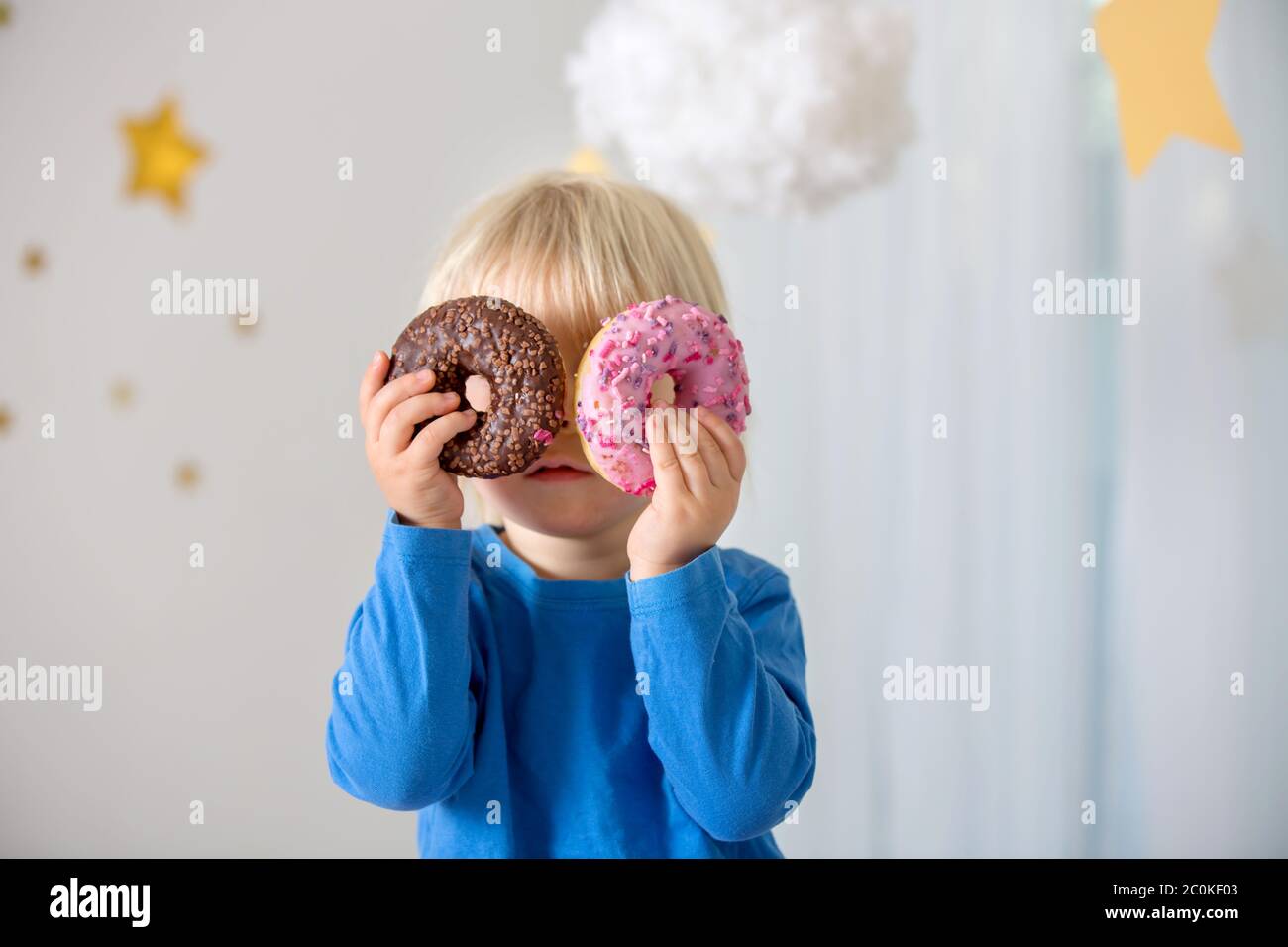 Kids eating donuts hi-res stock photography and images - Alamy