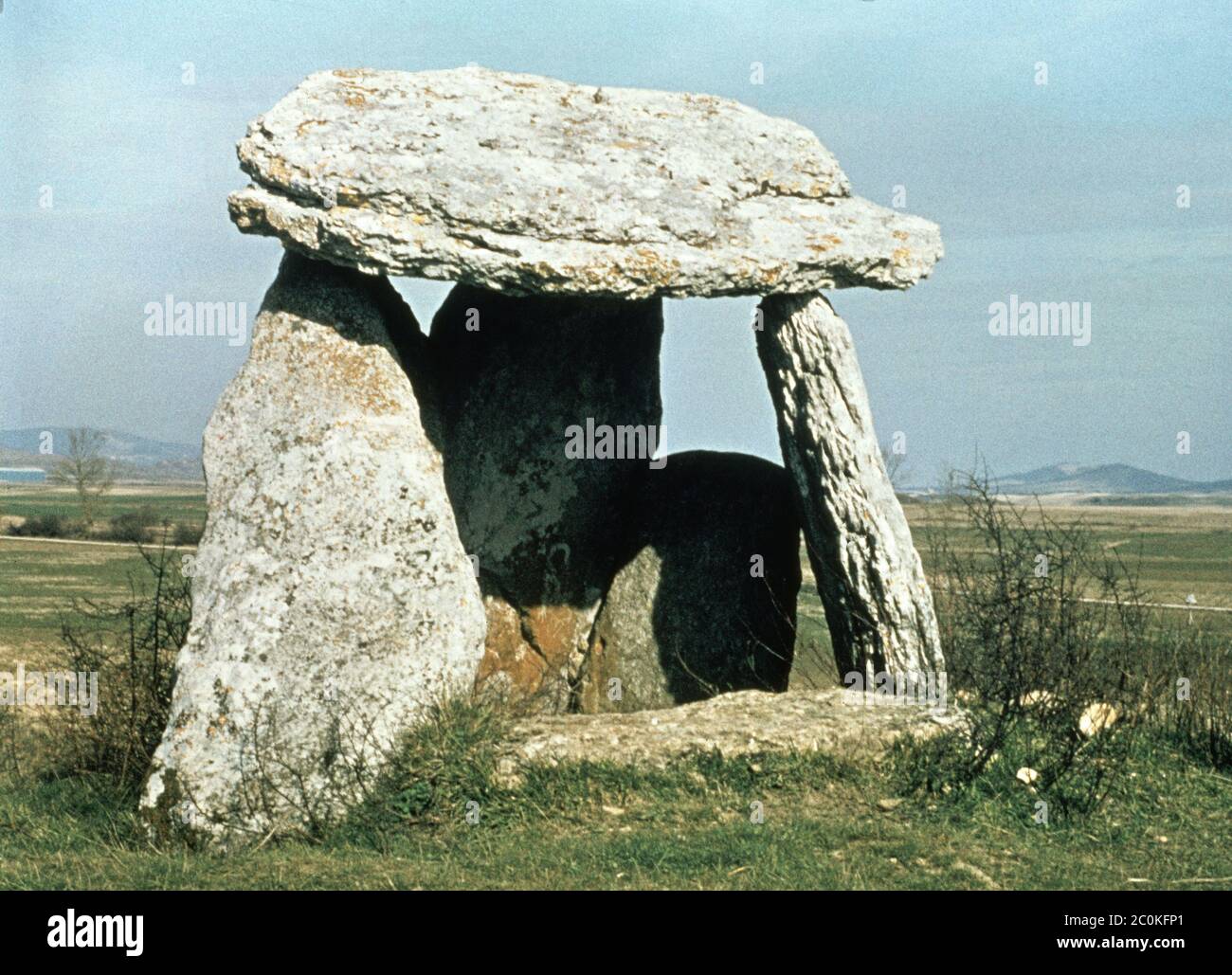 DOLMEN DE SORGINETXE - HACIA EL 2500 AC. Location: EXTERIOR. ARRIZALA ...