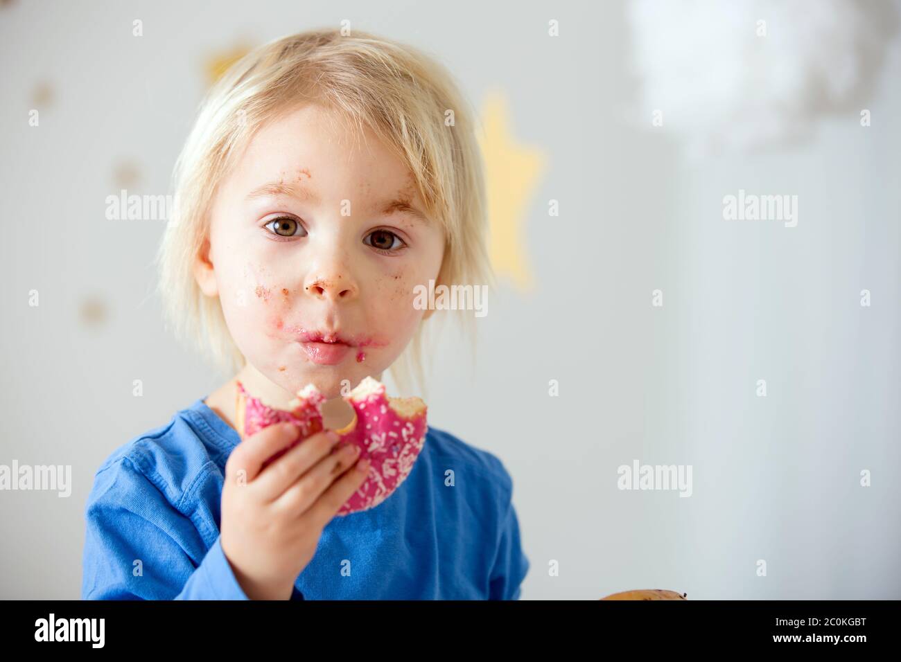 Kids eating donuts hi-res stock photography and images - Alamy
