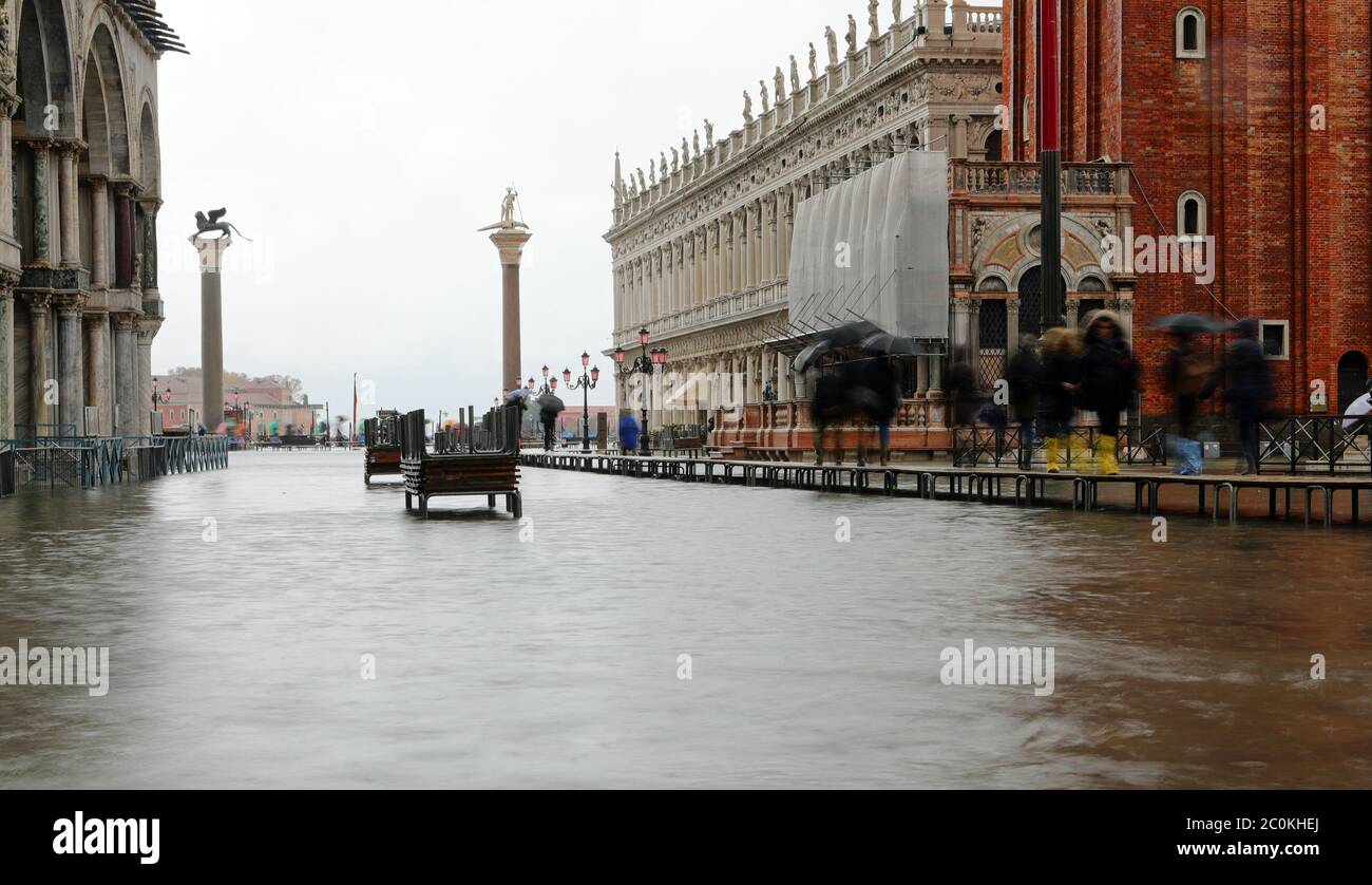 people on the pedestrian walkway in Venice in Italy Stock Photo - Alamy