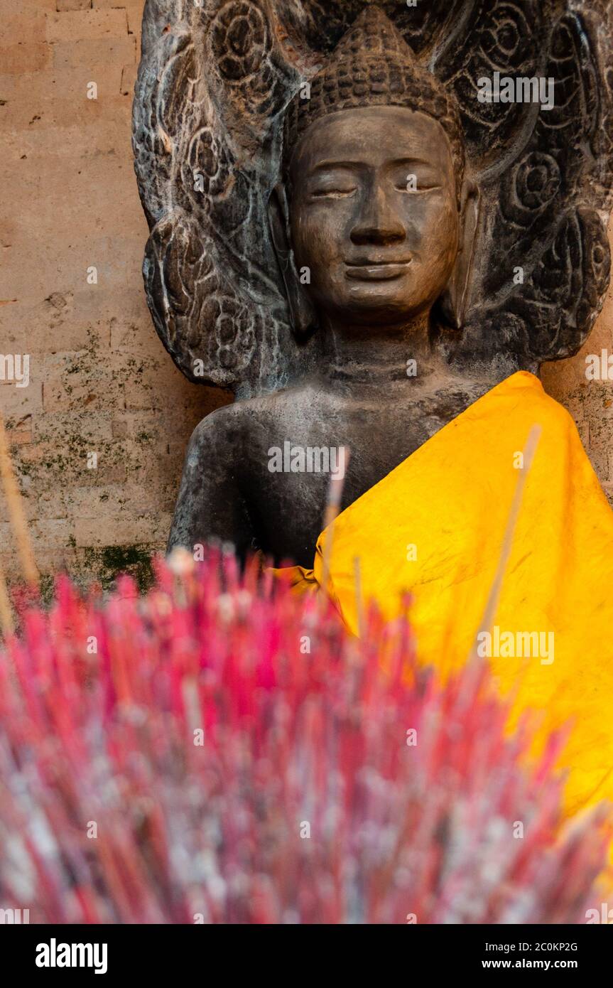 Incense worship buddha hi-res stock photography and images - Alamy
