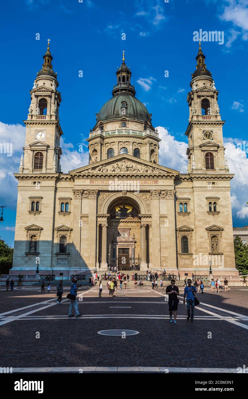 St. Stephen's Basilica, the largest church in Budapest, Hungary Stock ...