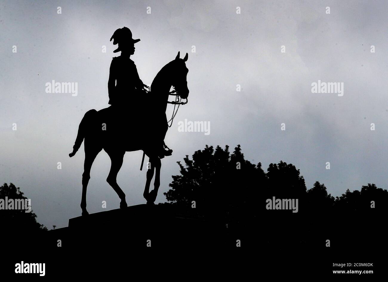 Statue of lord kitchener hi-res stock photography and images - Alamy