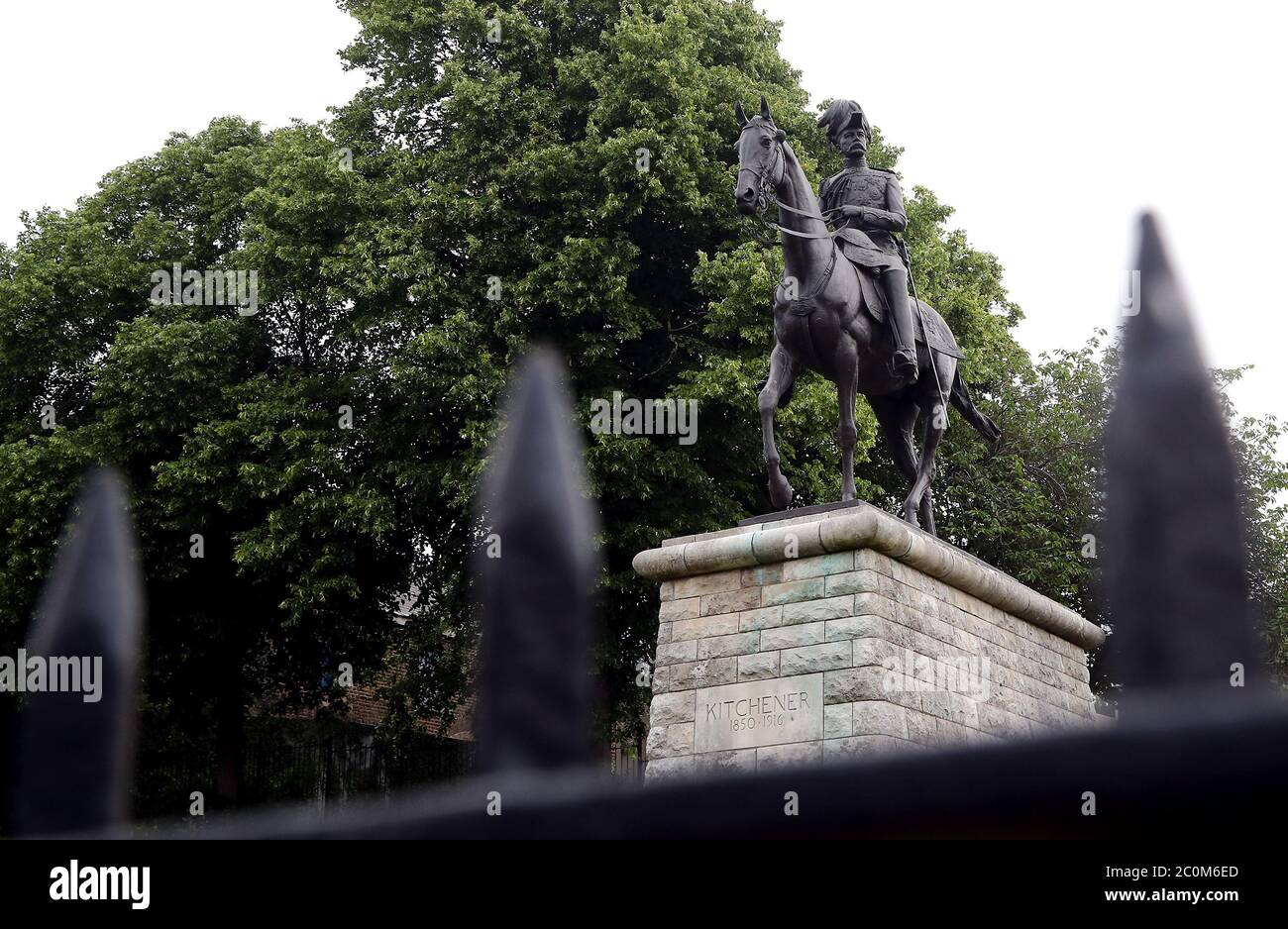 Statue of lord kitchener hi-res stock photography and images - Alamy