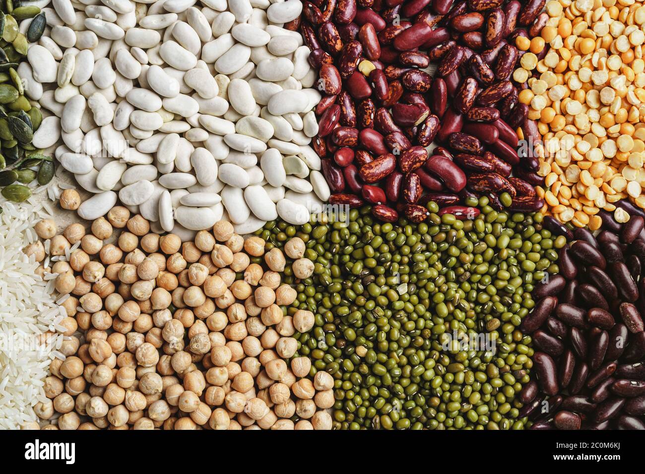 Heap of beans. Raw beans texture background. Close up Stock Photo - Alamy