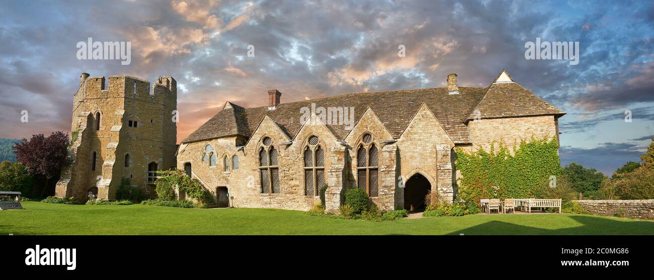 Medieval fortified manor house hi-res stock photography and images - Alamy