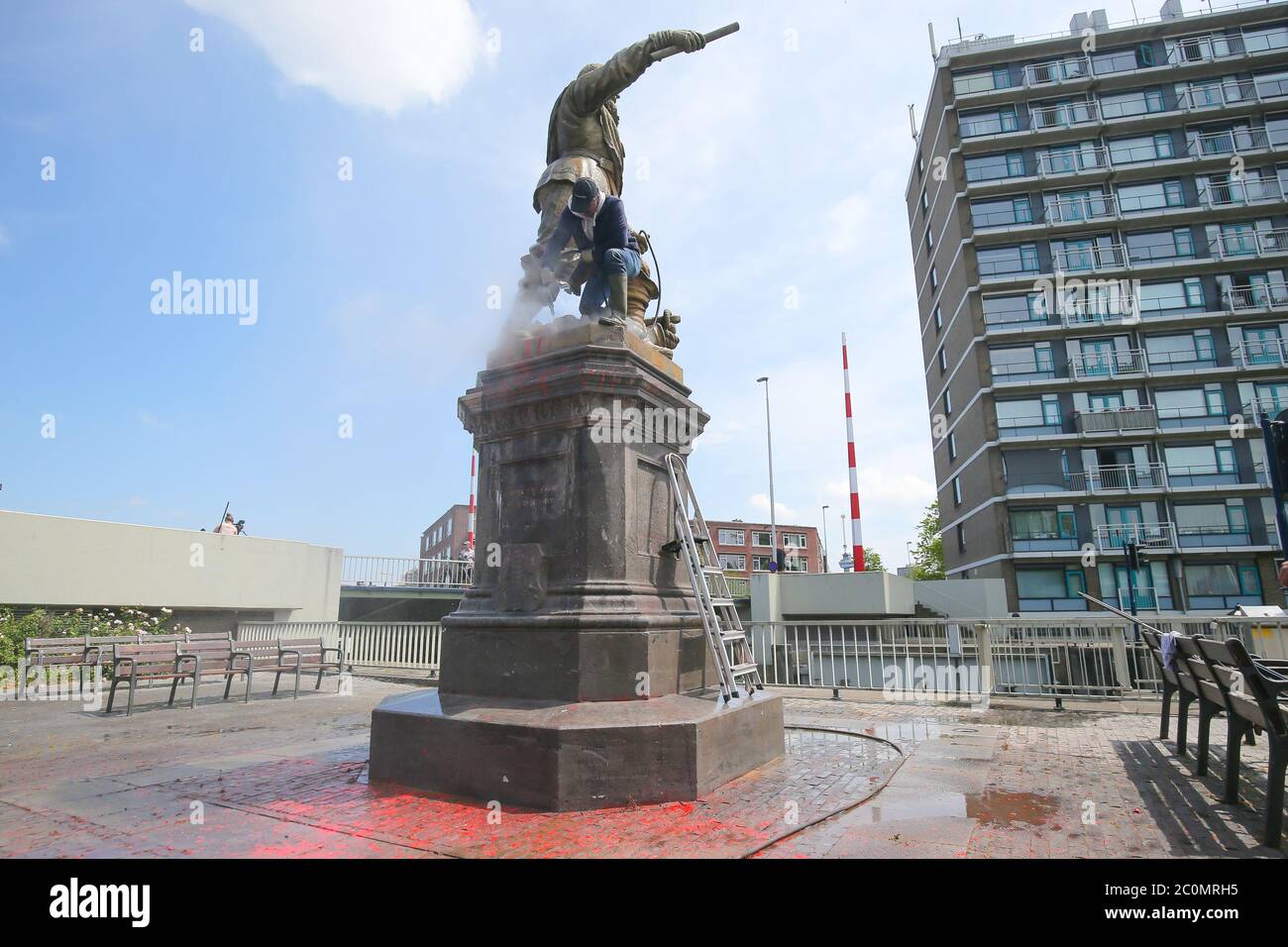 ROTTERDAM, 12-06-2020, Het Standbeeld van Piet Hein in Rotterdam ...
