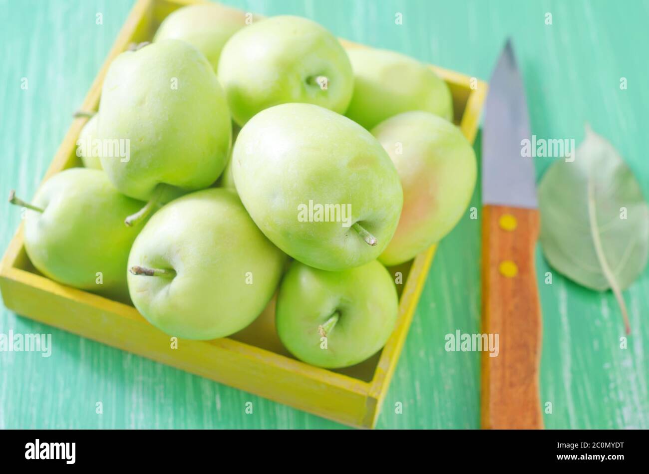 Cutout box of apples hi-res stock photography and images - Alamy