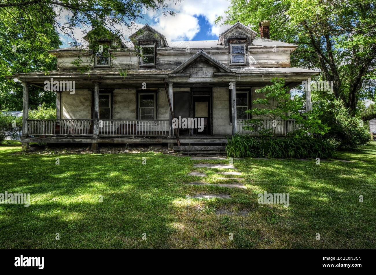 abandoned house exterior Stock Photo - Alamy
