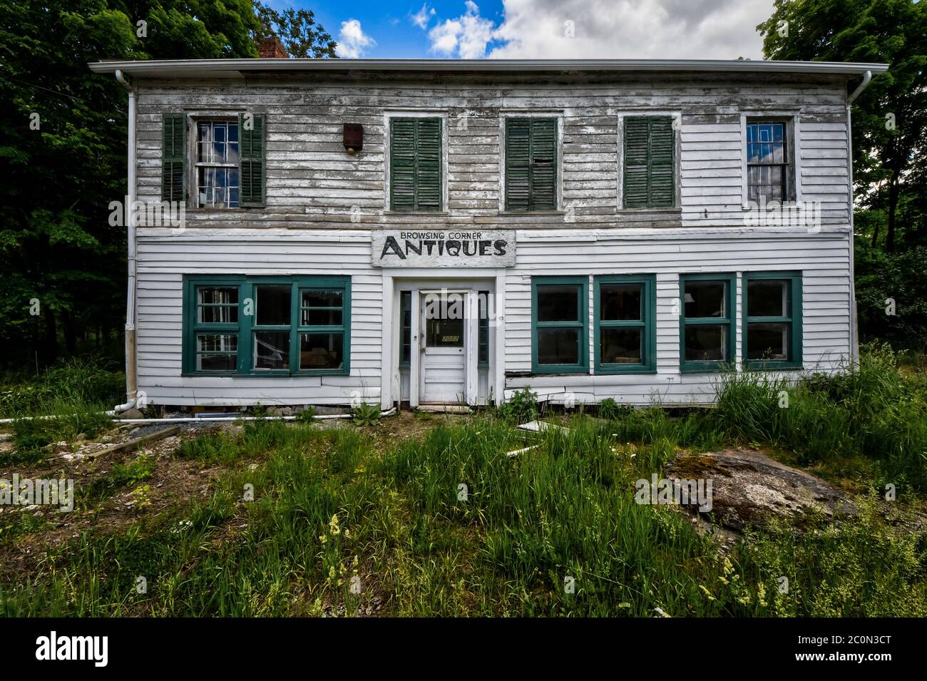 abandoned house exterior Stock Photo - Alamy