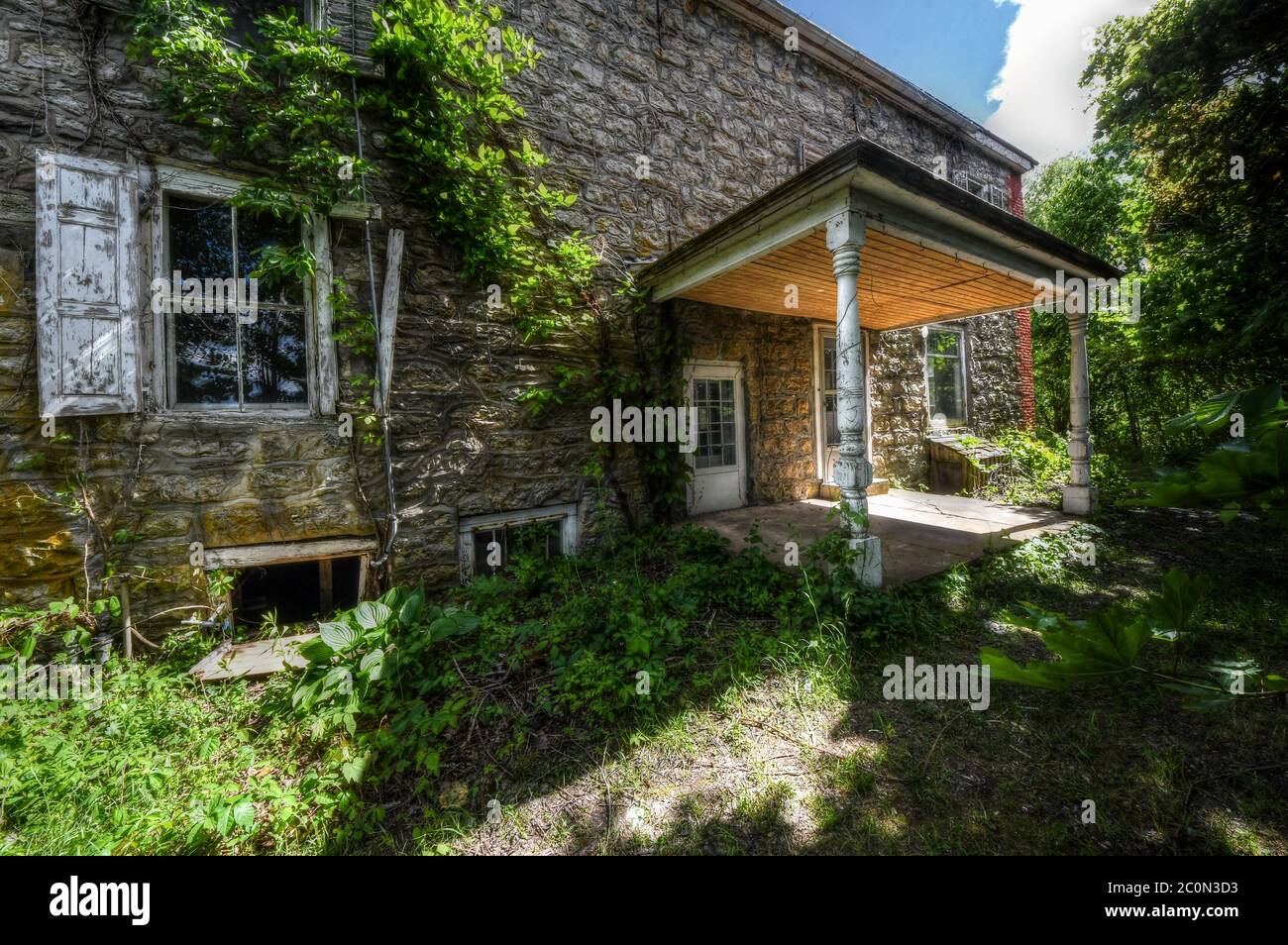 abandoned house exterior Stock Photo - Alamy