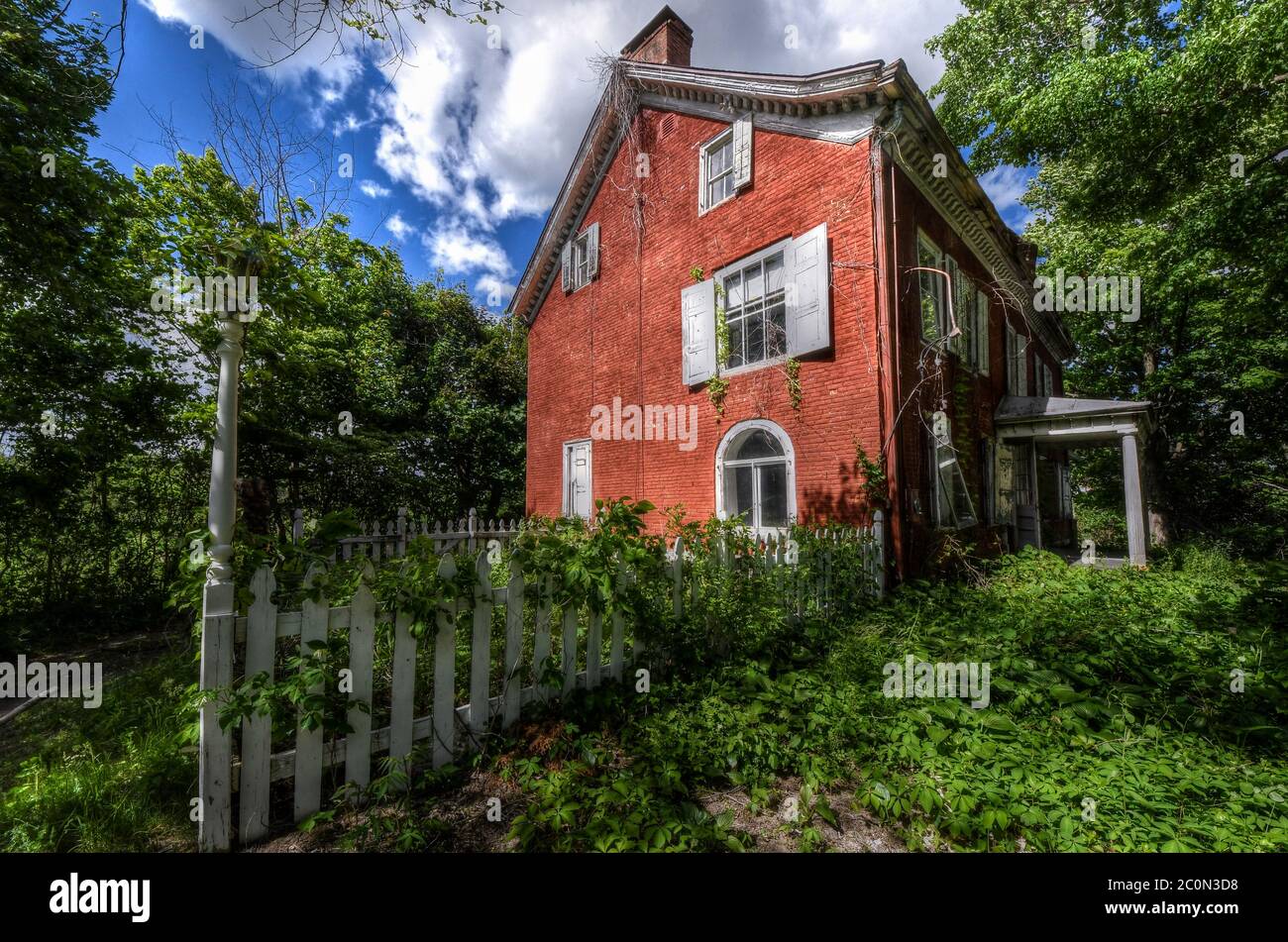 abandoned house exterior Stock Photo - Alamy
