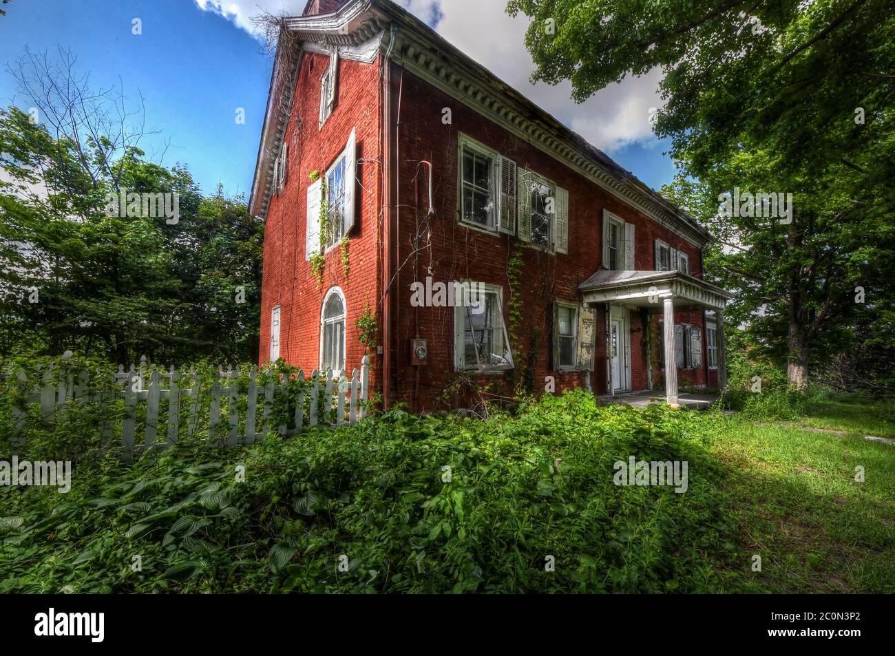 abandoned house exterior Stock Photo - Alamy