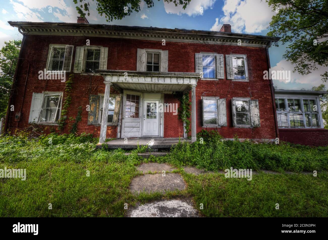 abandoned house exterior Stock Photo - Alamy