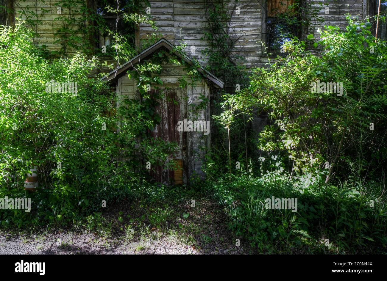 abandoned house exterior Stock Photo - Alamy