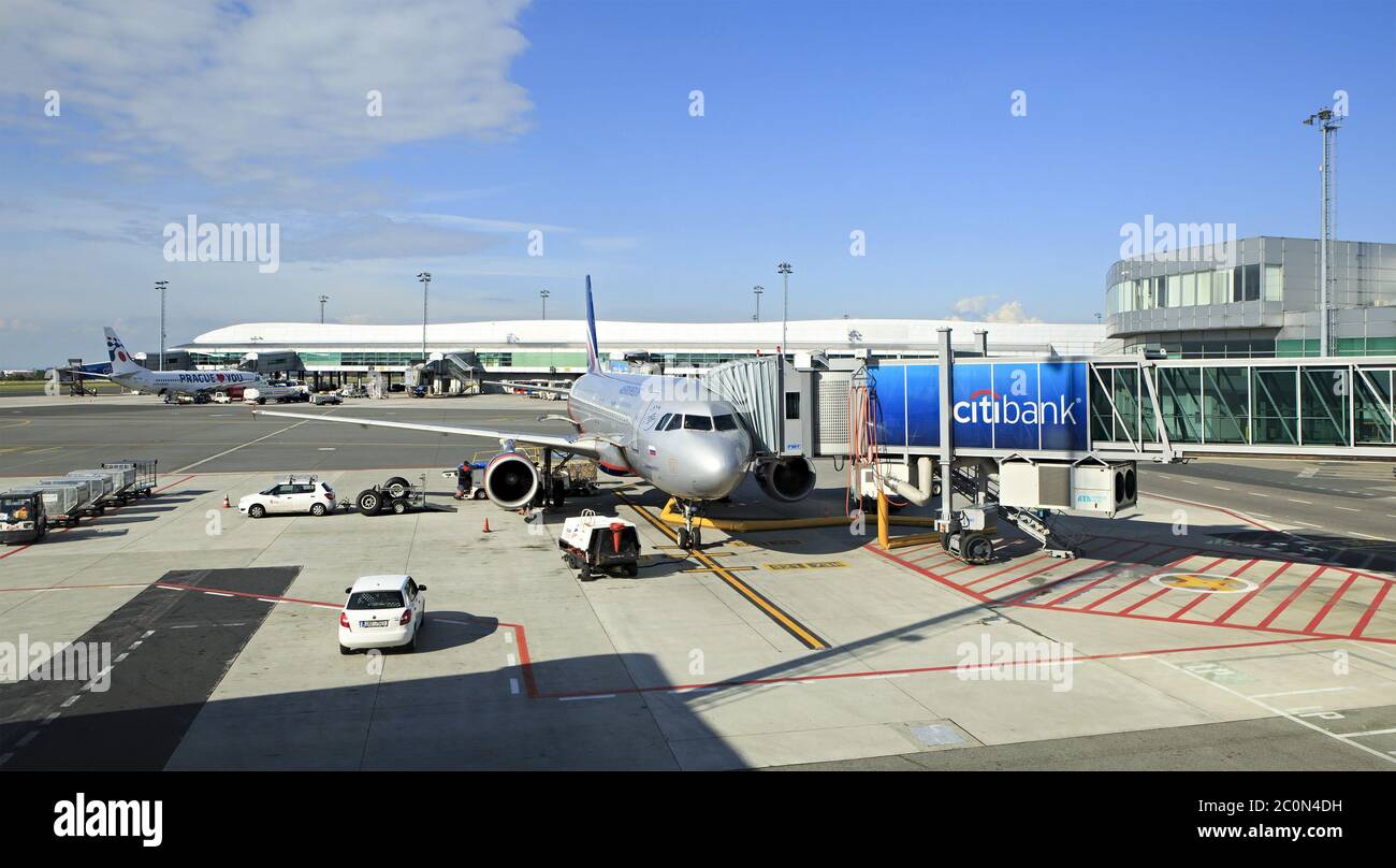 Airplane walkway hi-res stock photography and images - Alamy