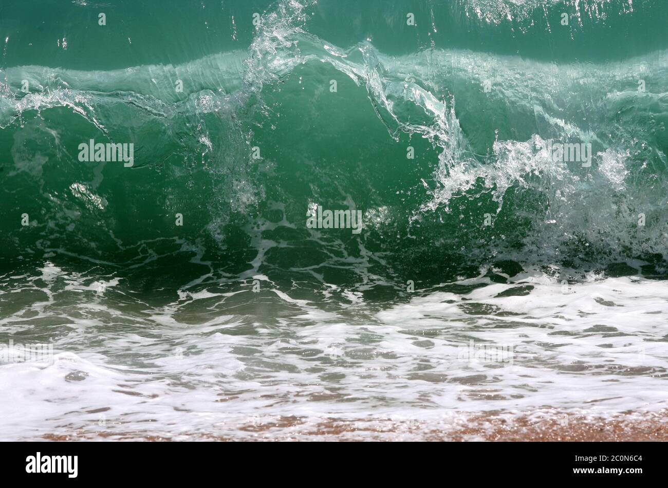 Wave crashing hi-res stock photography and images - Alamy