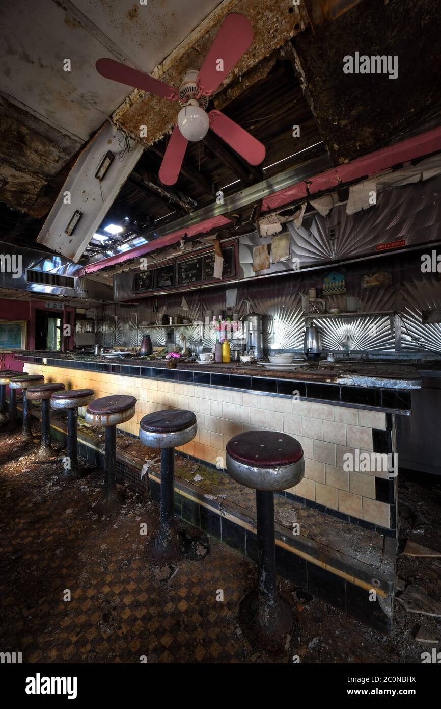 Abandoned retro pink diner Stock Photo - Alamy