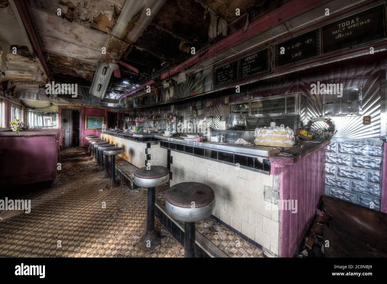 Abandoned retro pink diner Stock Photo - Alamy