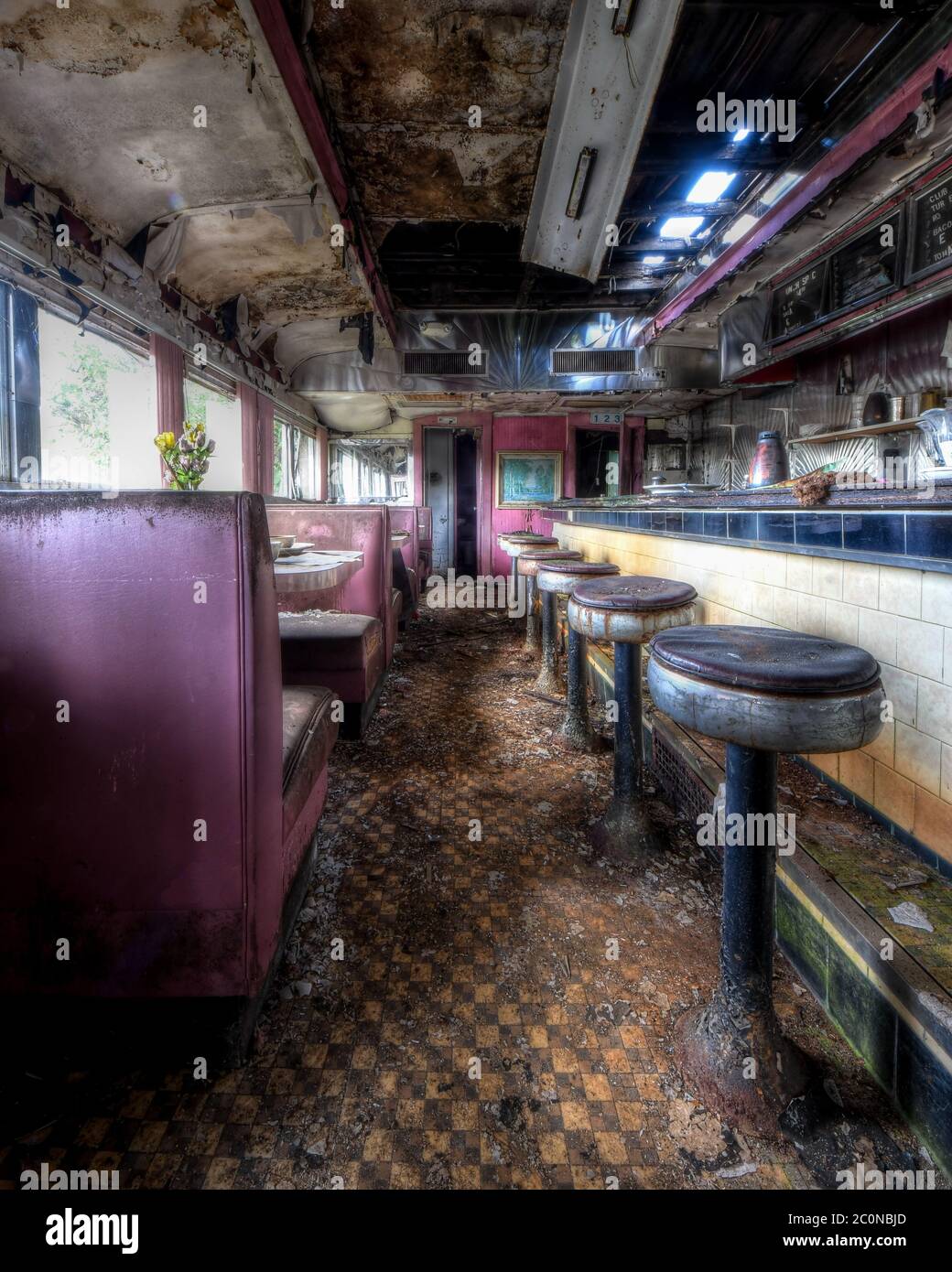 Abandoned retro pink diner Stock Photo - Alamy