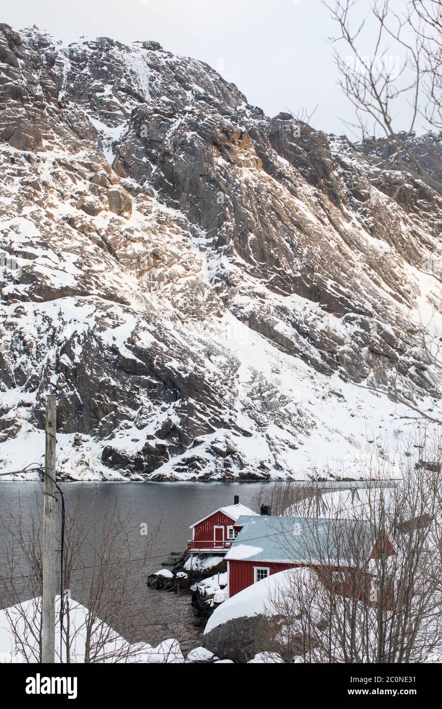 Red norwegian rorbuer cabins hi-res stock photography and images - Alamy