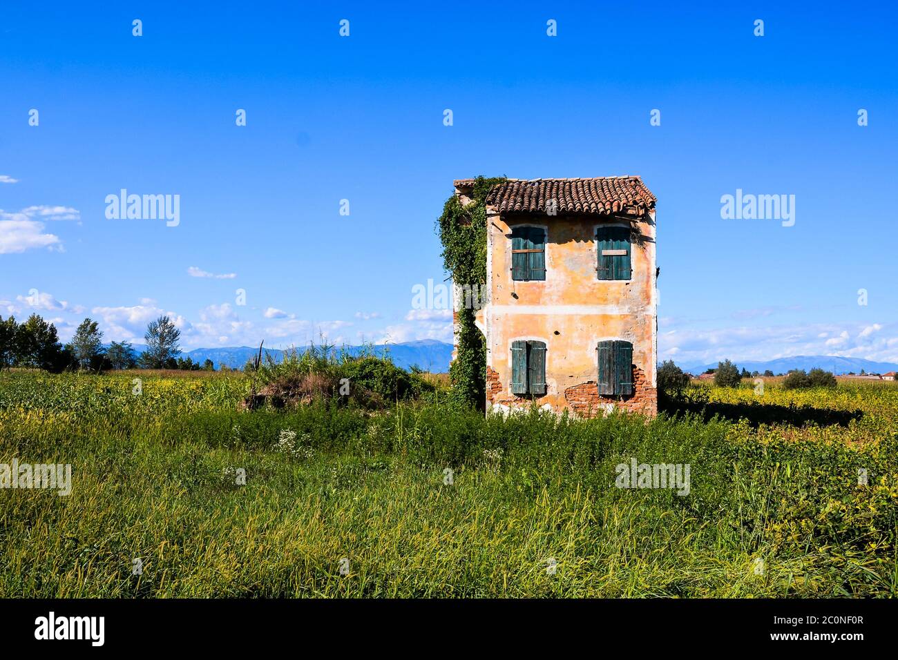 Abandoned House Exterior Stock Photo - Alamy
