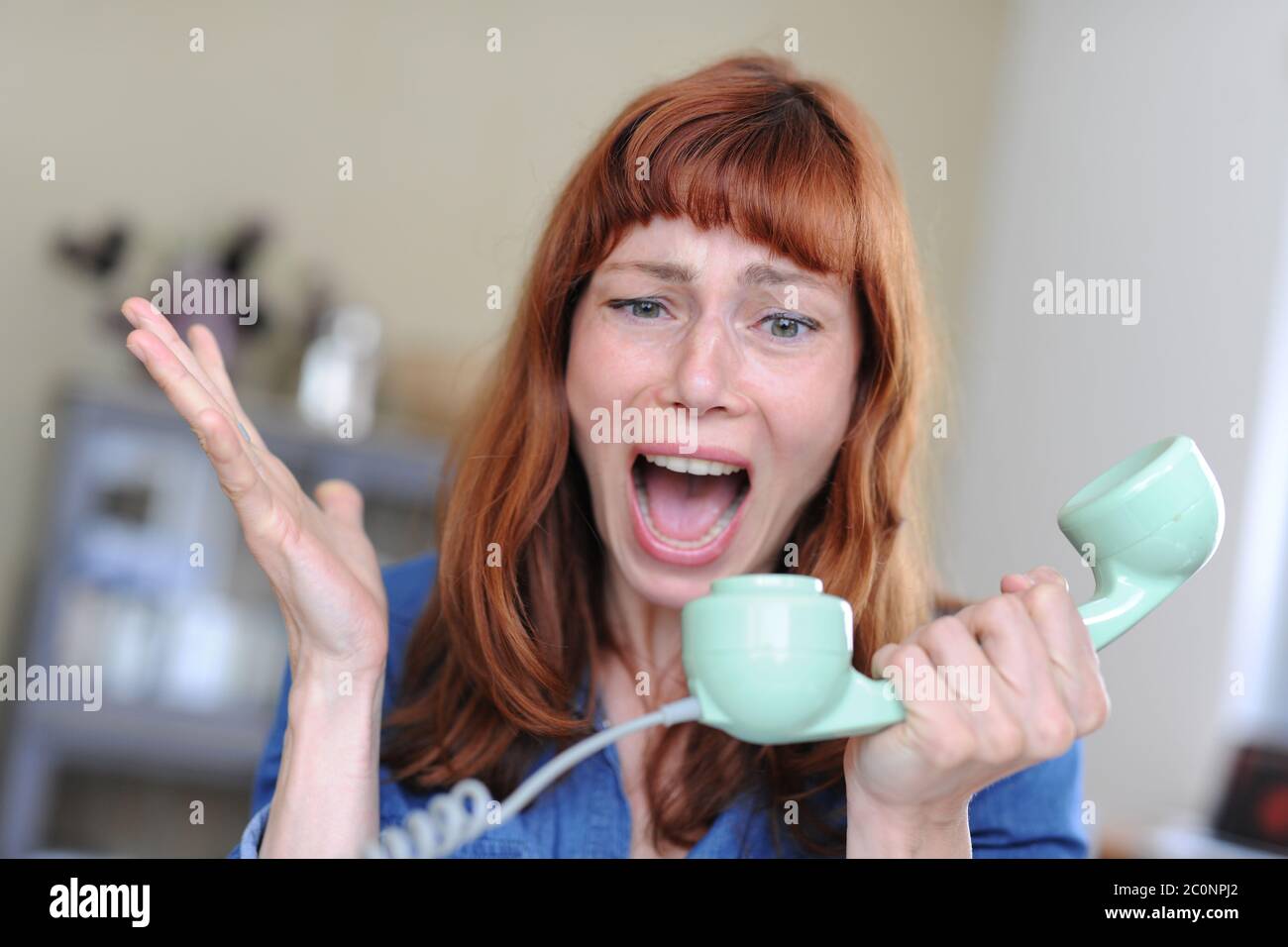 Angry woman shouting mobile phone hi-res stock photography and images ...
