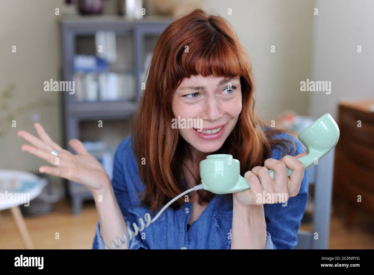 woman shouting at the phone Stock Photo - Alamy