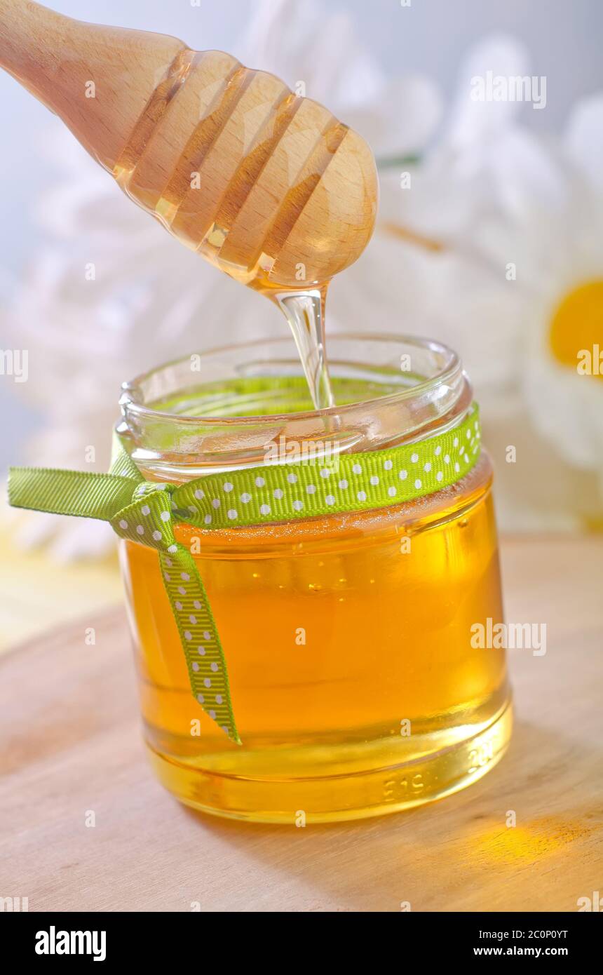 Fill jar with honey hi-res stock photography and images - Alamy