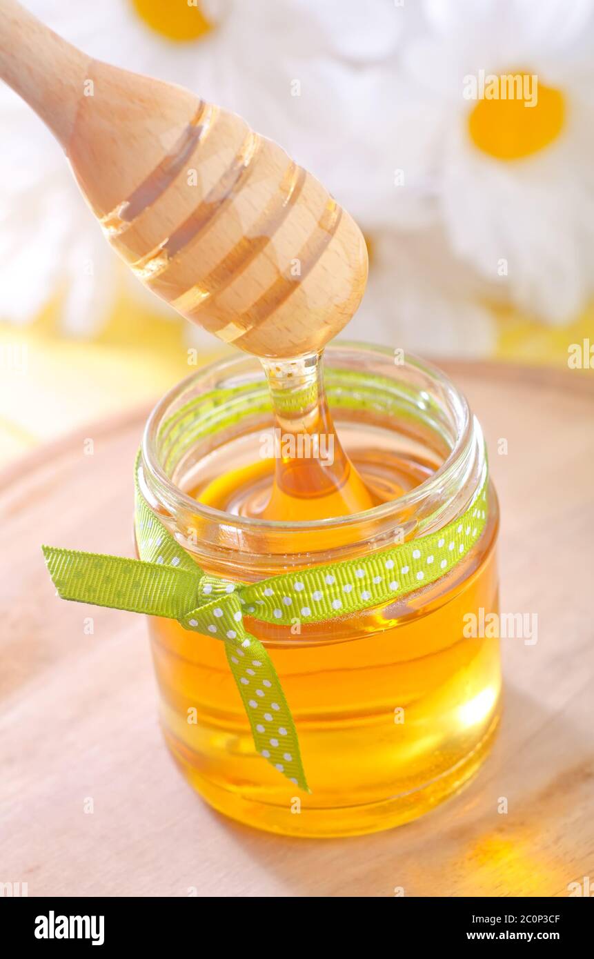 Fill jar with honey hi-res stock photography and images - Alamy