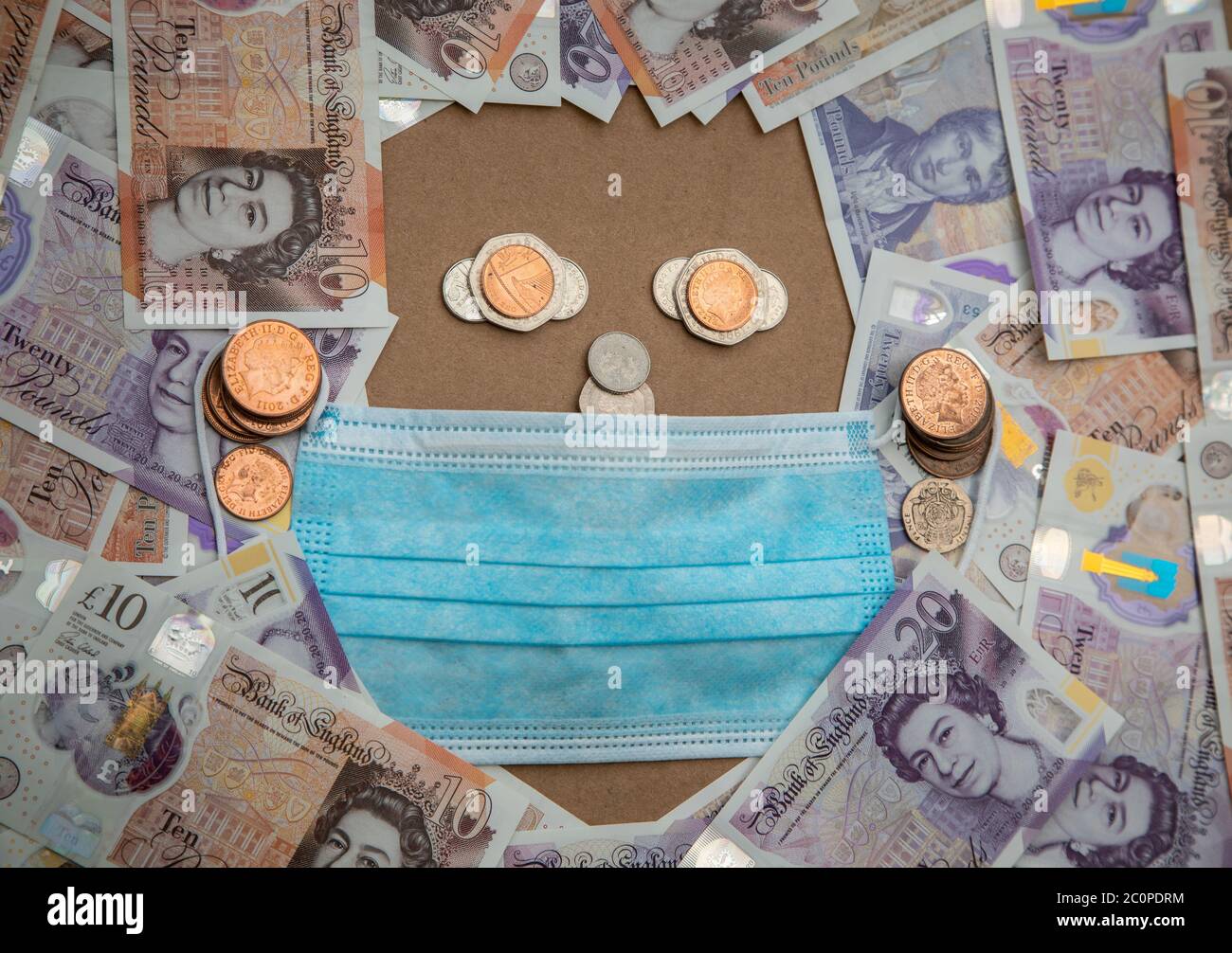 Queen wearing facemask hi-res stock photography and images - Alamy