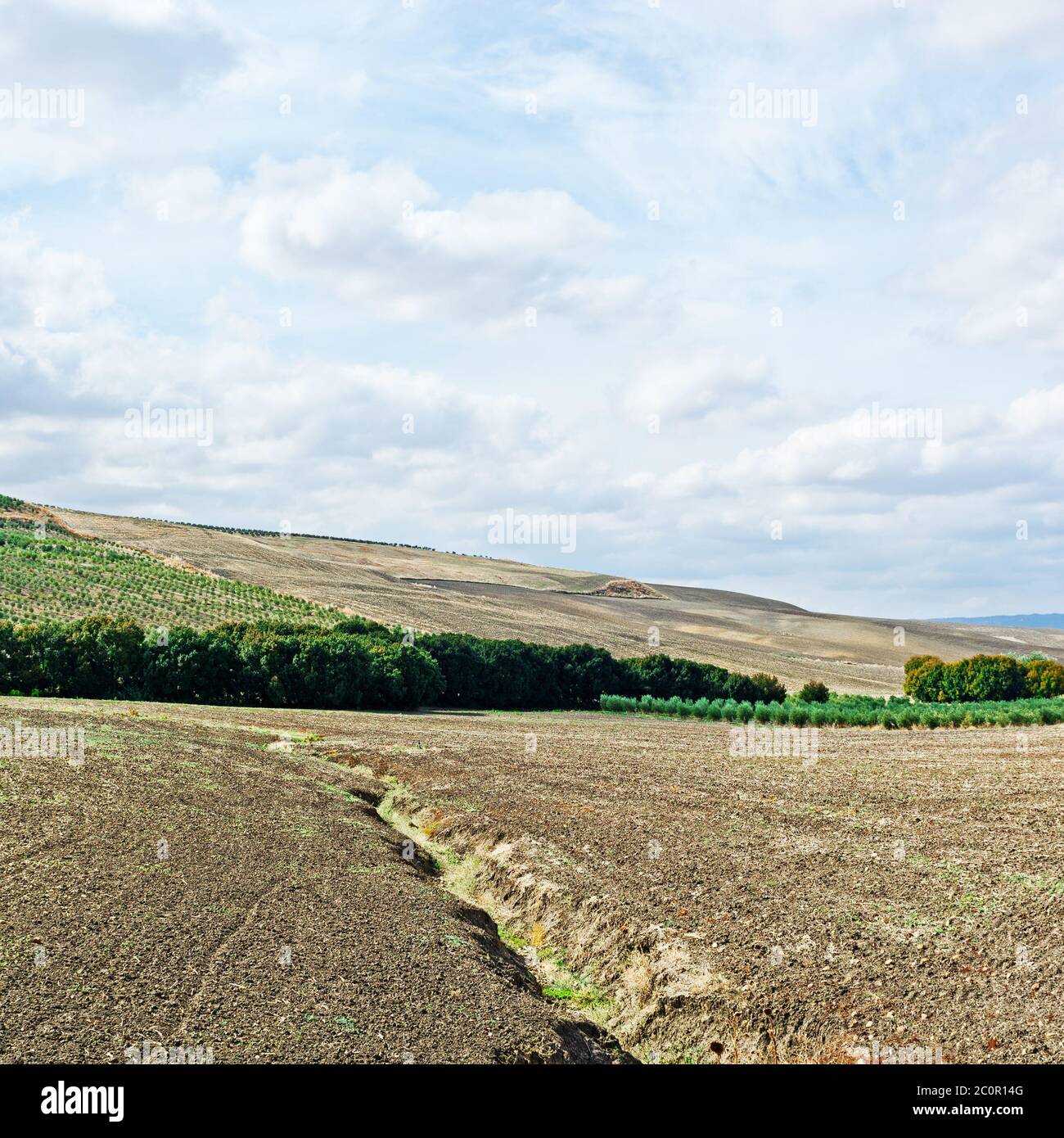 Sloping arable land hi-res stock photography and images - Alamy