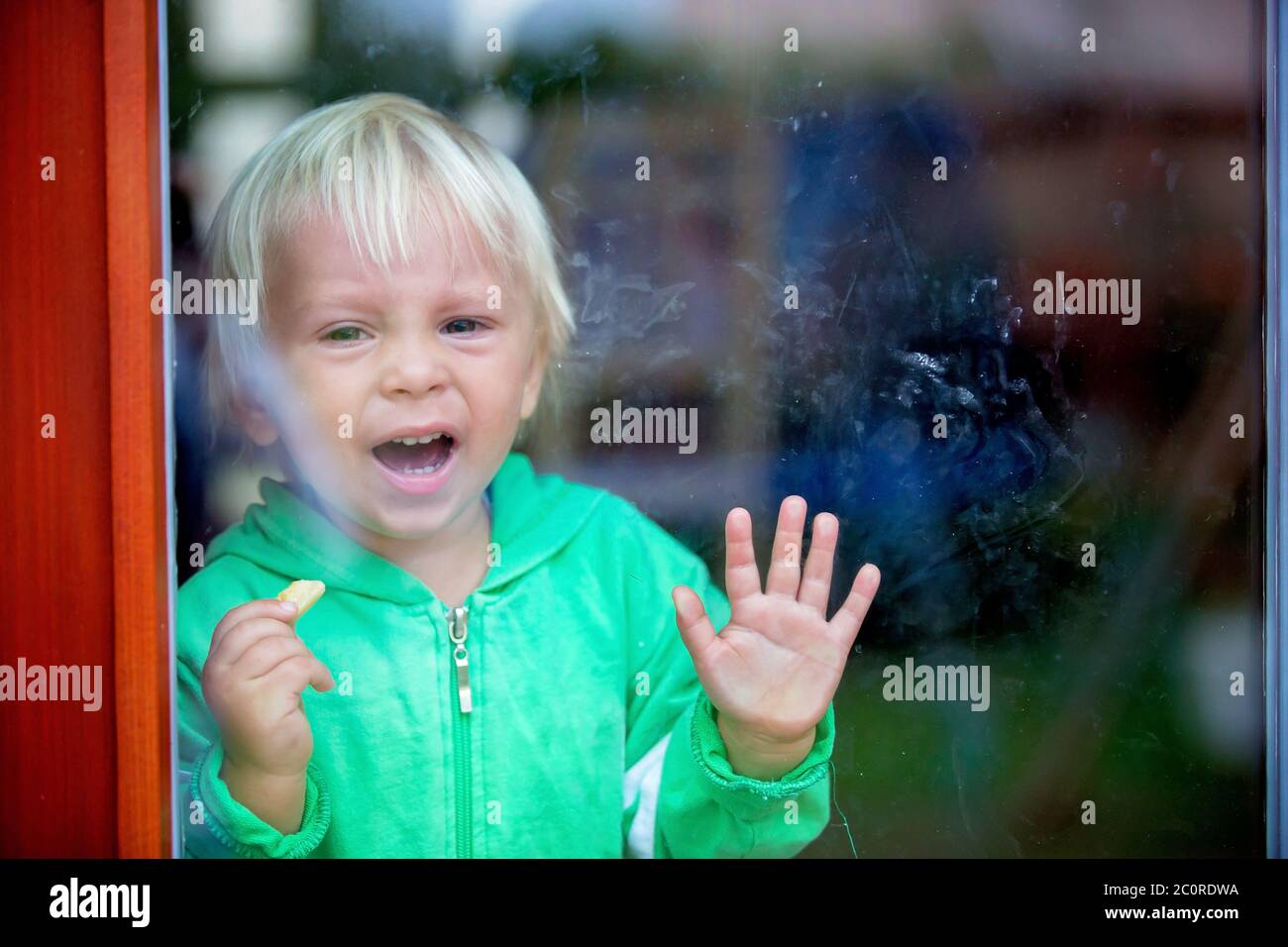 Child door look sad hi-res stock photography and images - Alamy