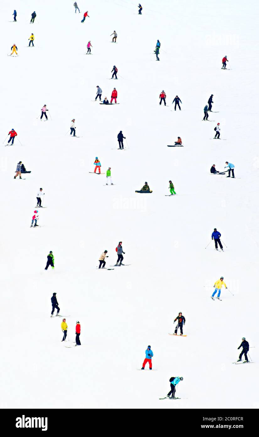 Crowded ski slope hi-res stock photography and images - Alamy