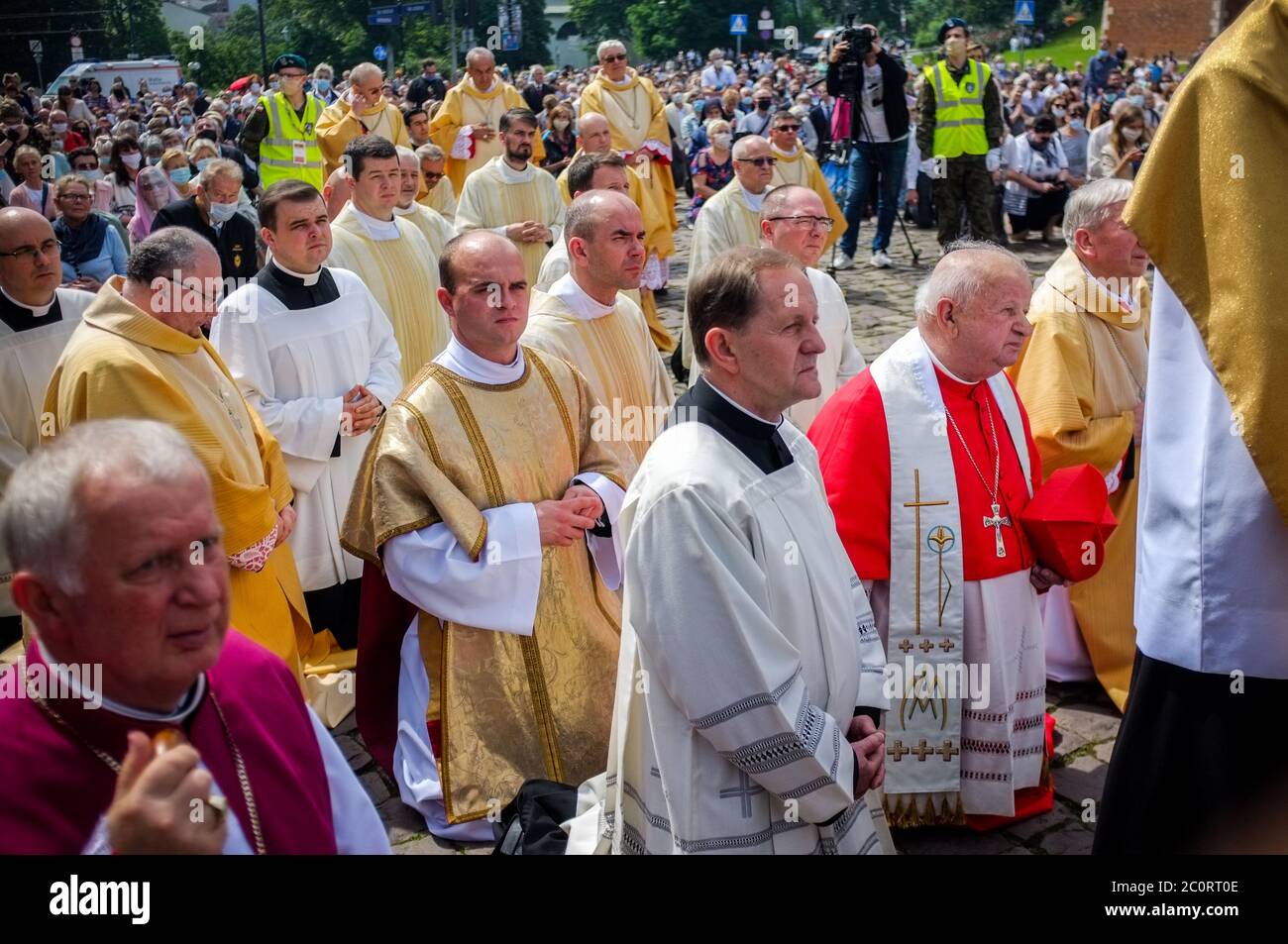 Kneeling priests hi-res stock photography and images - Alamy